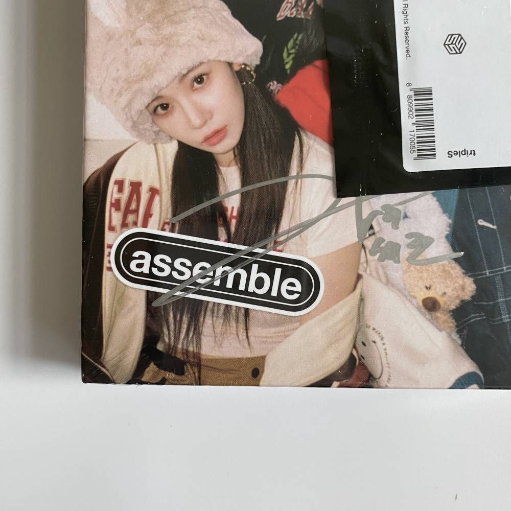 TRIPLES SIGNED DEBUT MINI ALBUM 'ASSEMBLE' - VERSION B