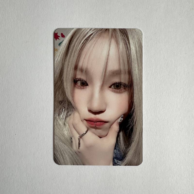 YUQI 1ST MINI ALBUM 'YUQ1' UNRELEASED SELFIE PHOTOCARD - VERSION 1